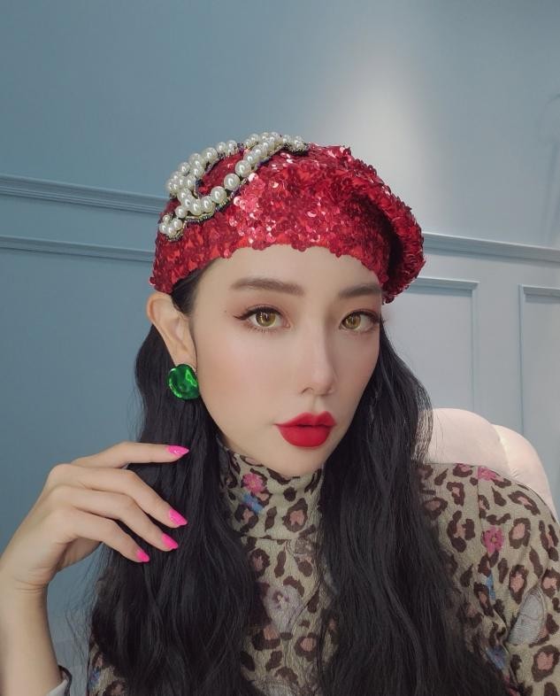 Clara's latest blockbuster exposure, showing off her figure in a black ...