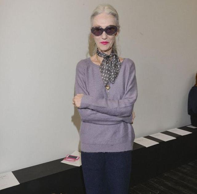The elegant silk scarf of the French old lady has become a must-have ...