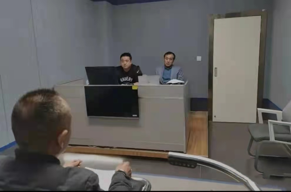 Shaanxi: Two luxury cars chasing each other on the street are too ...