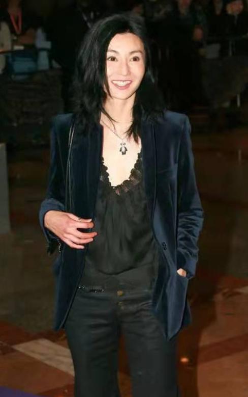 Zhang Manyu really understands fashion! Velvet suitcase pair of pair of ...