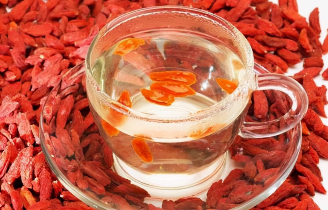 What are the benefits to the body if men drink "medium berry soaking in ...