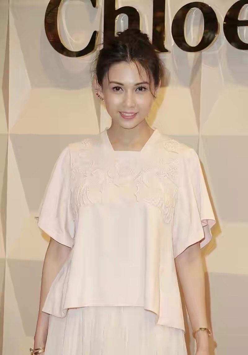 The 52-year-old Qiu Shuzhen has a very good temperament. She wore a ...