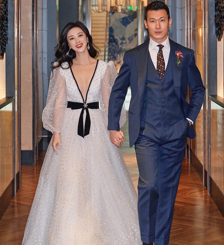 36-year-old Zhu Zhu appeared to watch the exhibition, heavy makeup does ...