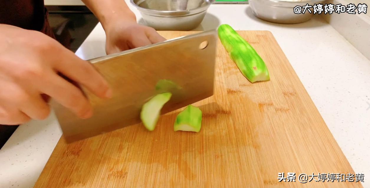 Three steps to make a loofah omelette soup with delicious soup and ...