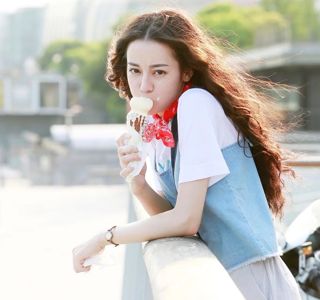 A kiss on the hot search, the lipstick is so close that it fades, this ...