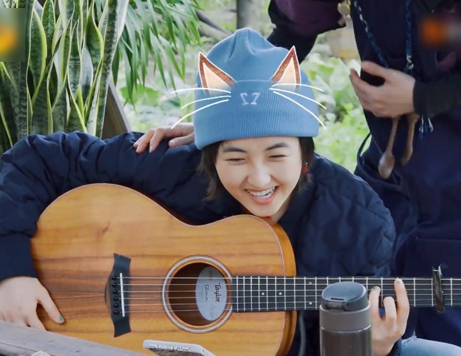 Zhang Zifeng played the guitar and sang in the yard. When asked whose ...