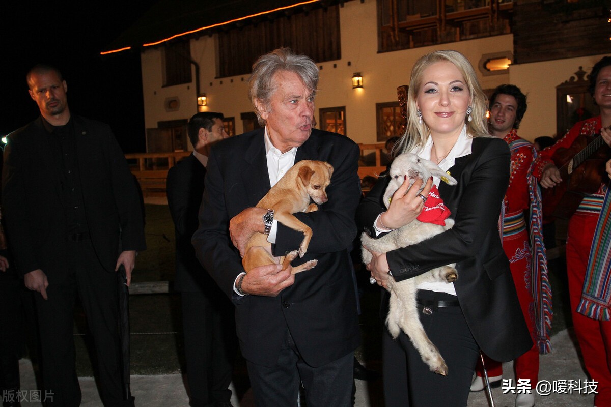 Alan Delong, a beautiful man, with beautiful beauties around him, why ...