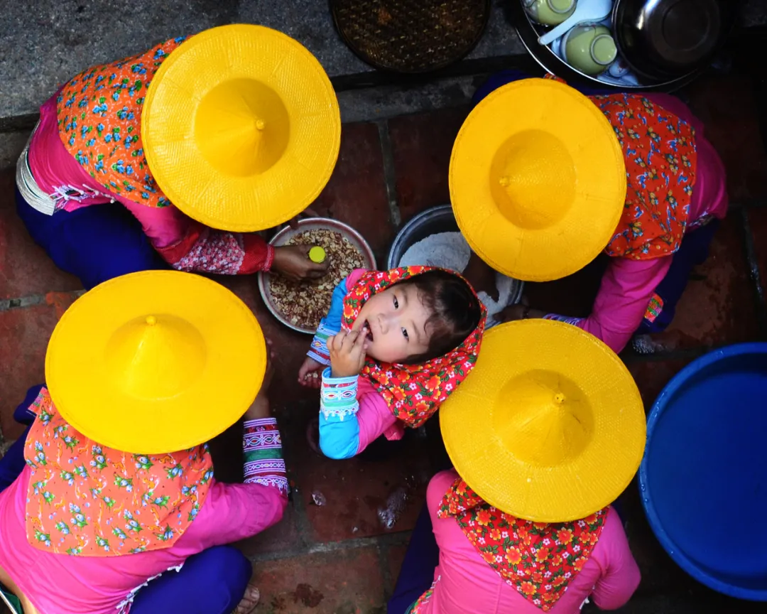 The meaning of Huinv's dress is not only a symbol of belonging, it also ...