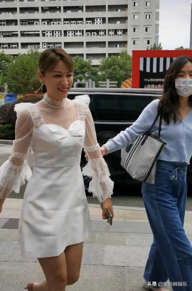 Ye Qian's face is still amazing, she has to be supported by others when ...