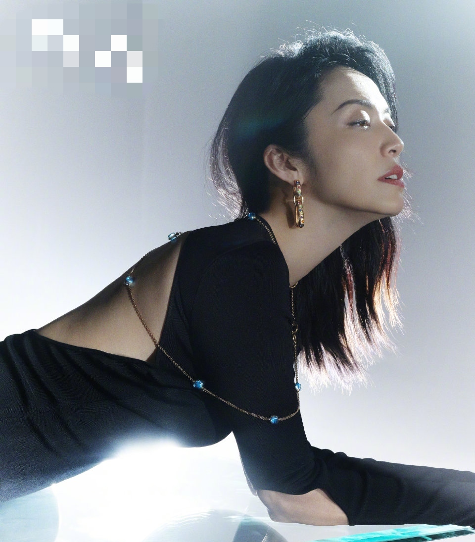 41-year-old Yao Chen took a sexy blockbuster, wears a big halter to show big skin, paper waist ...