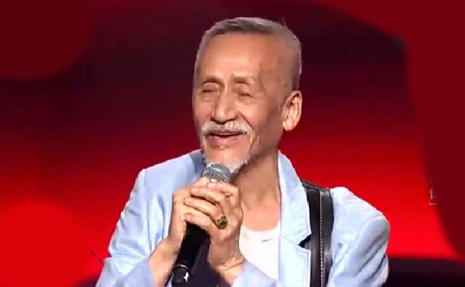 Peter Chen is 78 years old, and every time he sings, he always sings a suit, a guitar, and ...