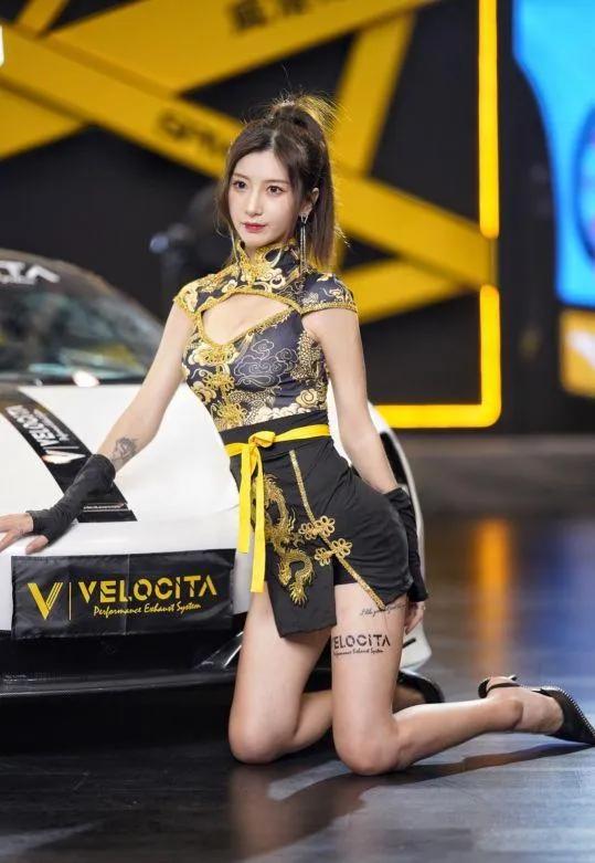 Cheongsam beauty sexy car model-Cai Tingting "Meitu" - iNEWS