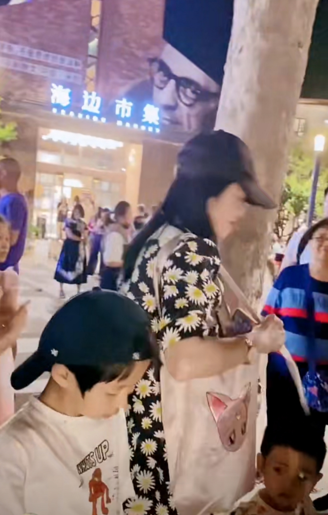 Yao Chen was bumped into shopping with her baby. The 8-year-old Tudou ...