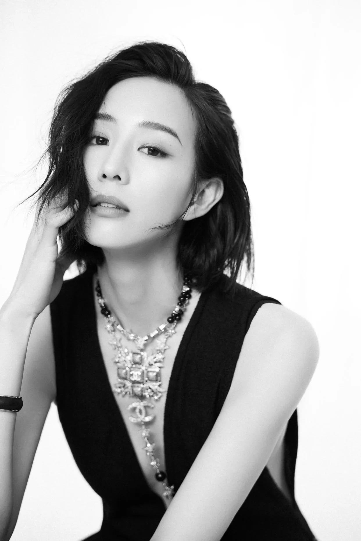 Zhang Junning: Black deep V dress + exquisite short hair, the sense of ...