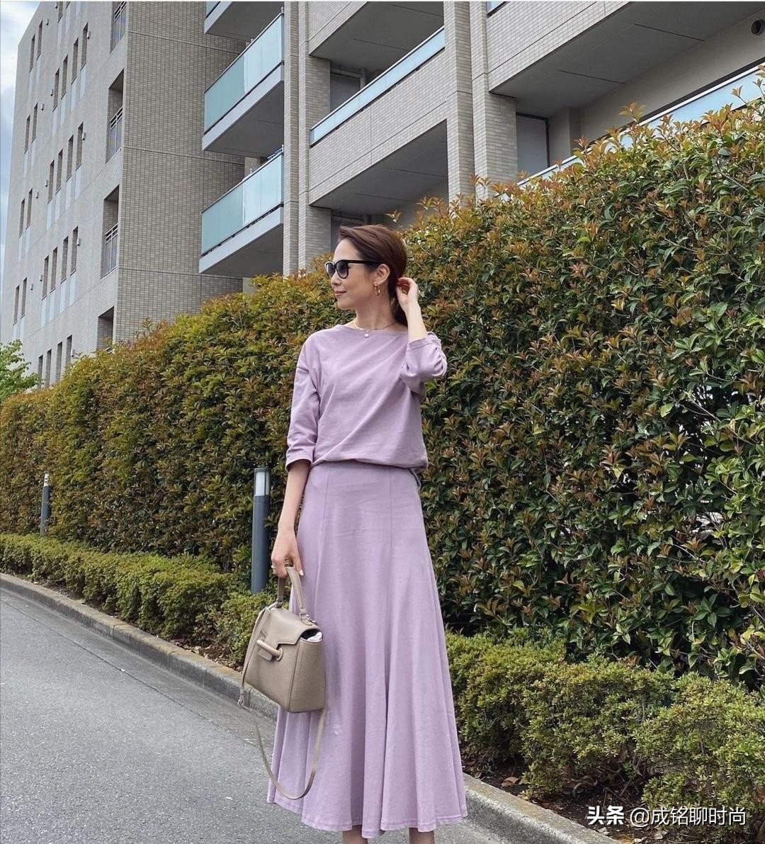 This is a model of dressing for women in their forties. It is simple ...