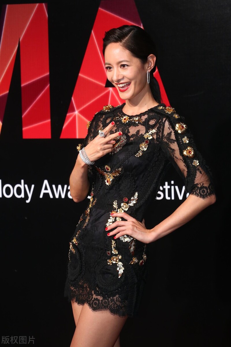 Janet Xie Yifen: Lace skirt shows beautiful legs - iNEWS