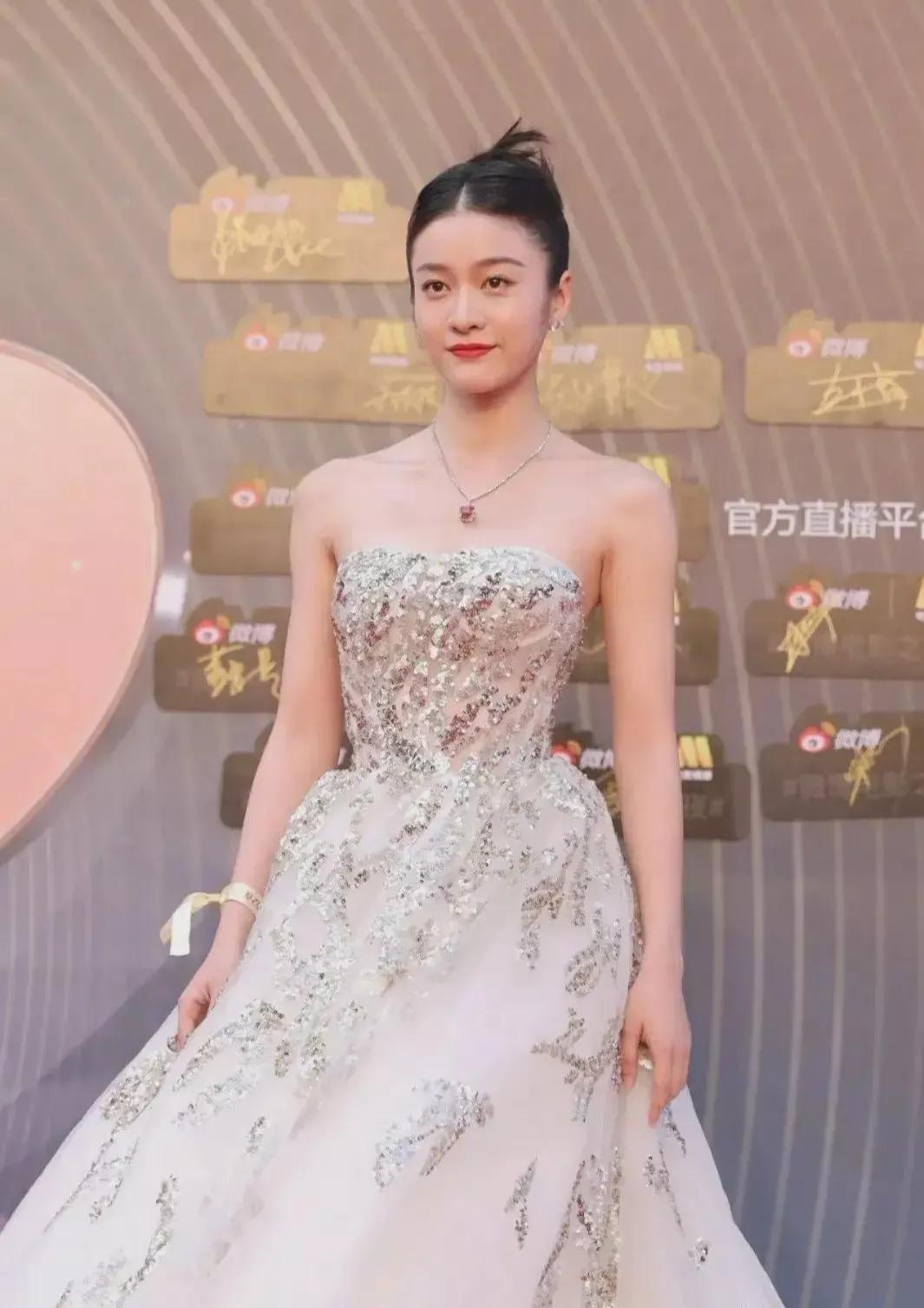 The "Red" and "Black" of the Red Carpet Show on Weibo Movie Night - iNEWS