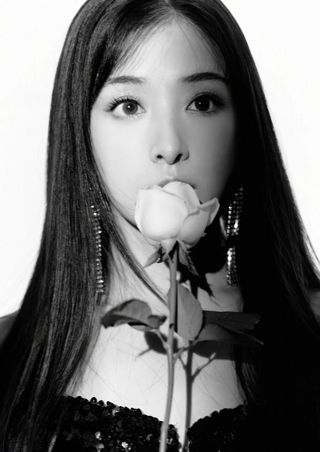 The stage photo of Miss Zhang Hanyun chic - iNEWS