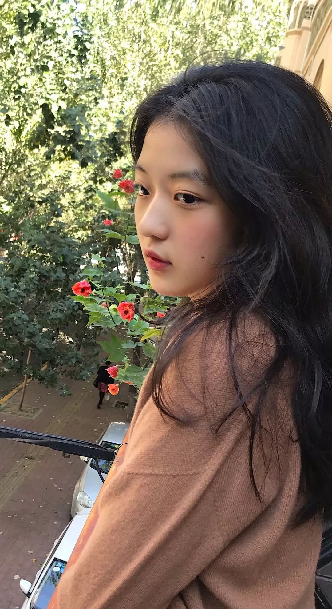 Sun Qian fashion wears youthful and beautiful idols, who think she is ...