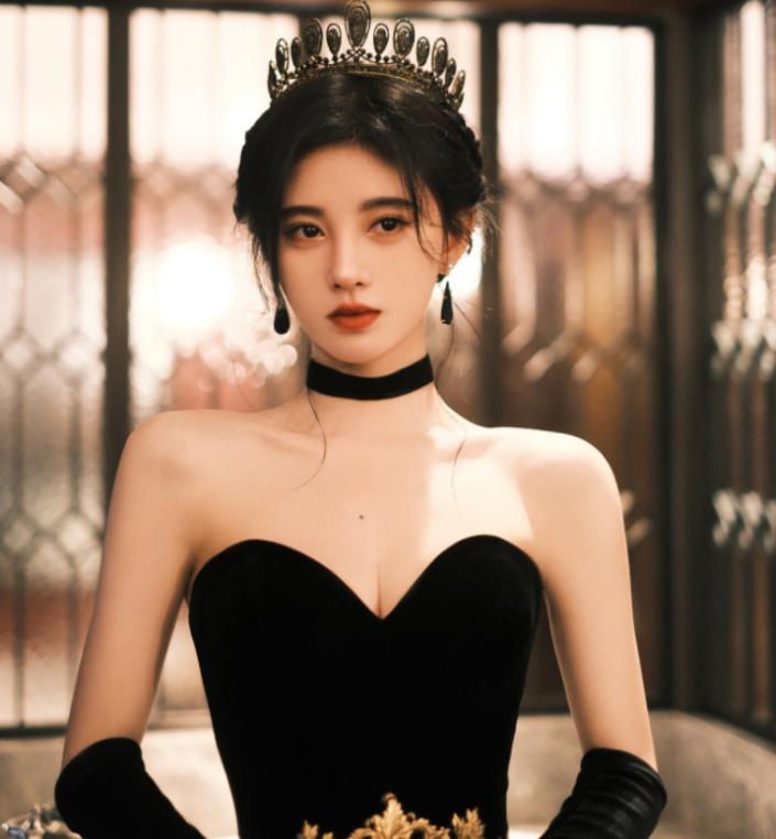 Ju Jingyi's beauty has reached a new height, and her tube top and long ...