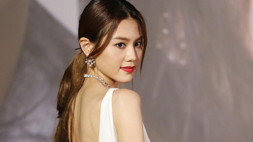 Zhou Xiuna, who debuted as a tender model, signs with Louis Koo, and ...