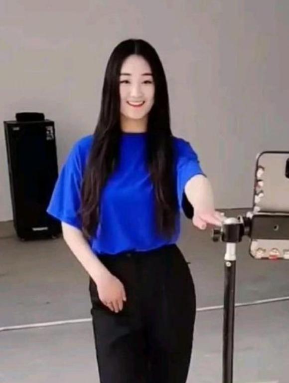 Zhu Danwei's recent situation came to light. He went home alone with his buns, but his wife Chen ...