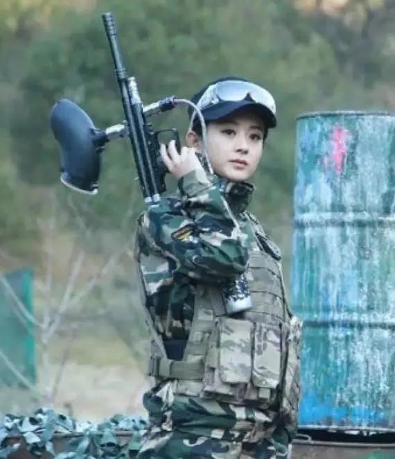 Zhao Liying wears military uniforms, some are heroic, some are cute and ...