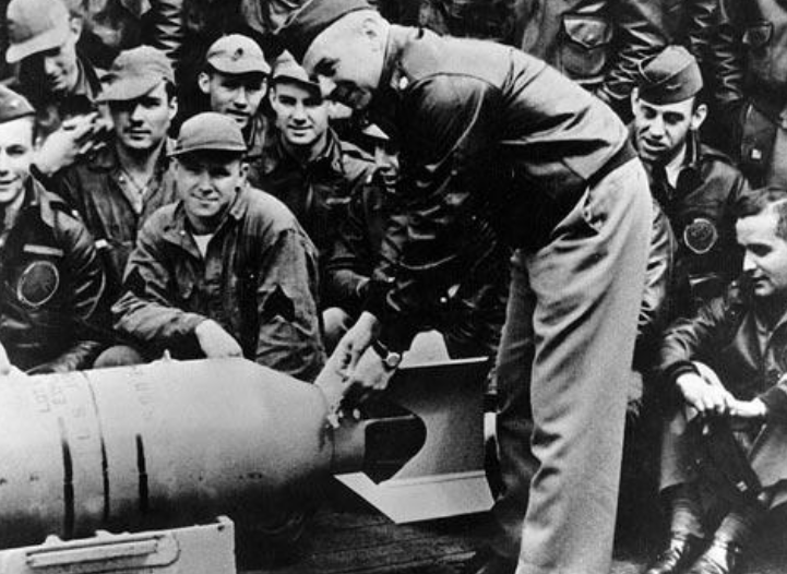 US bombers flew over Tokyo! 2000 tons of incendiary bombs were poured ...