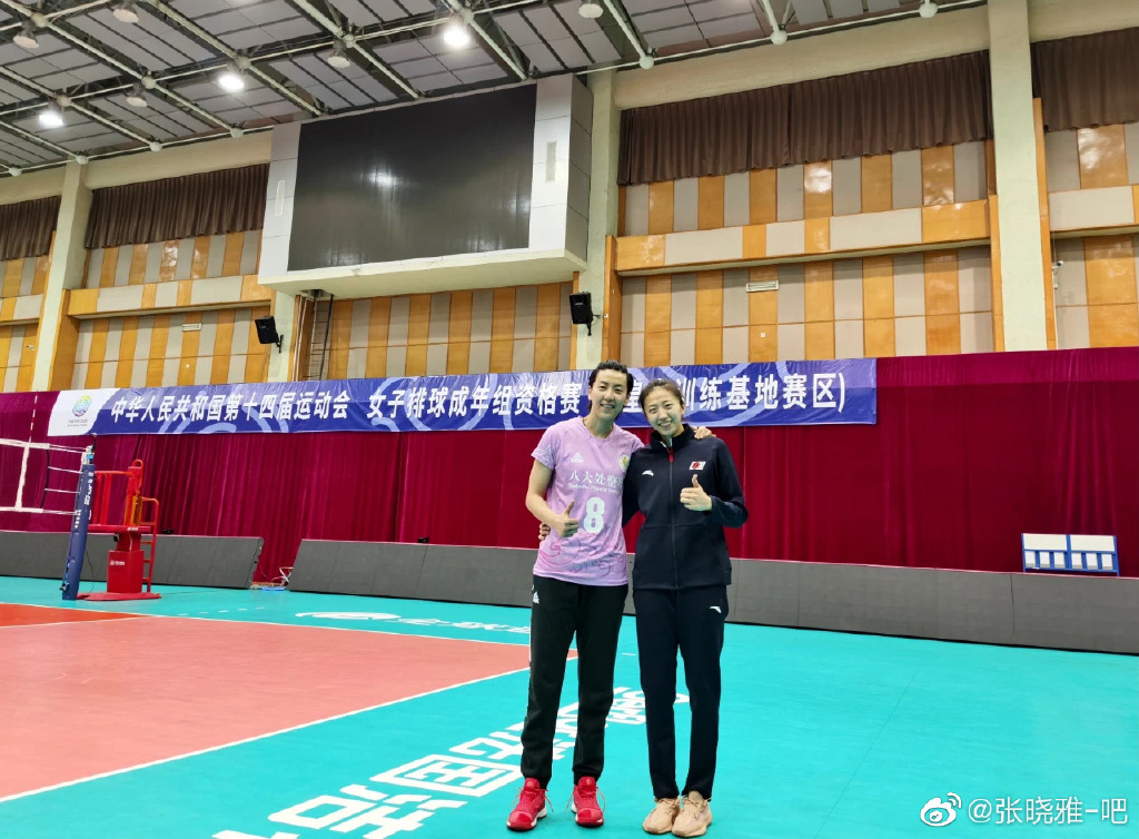 Sorry!Women's Volleyball World Champion Zhang Xiaoya takes a photo with ...