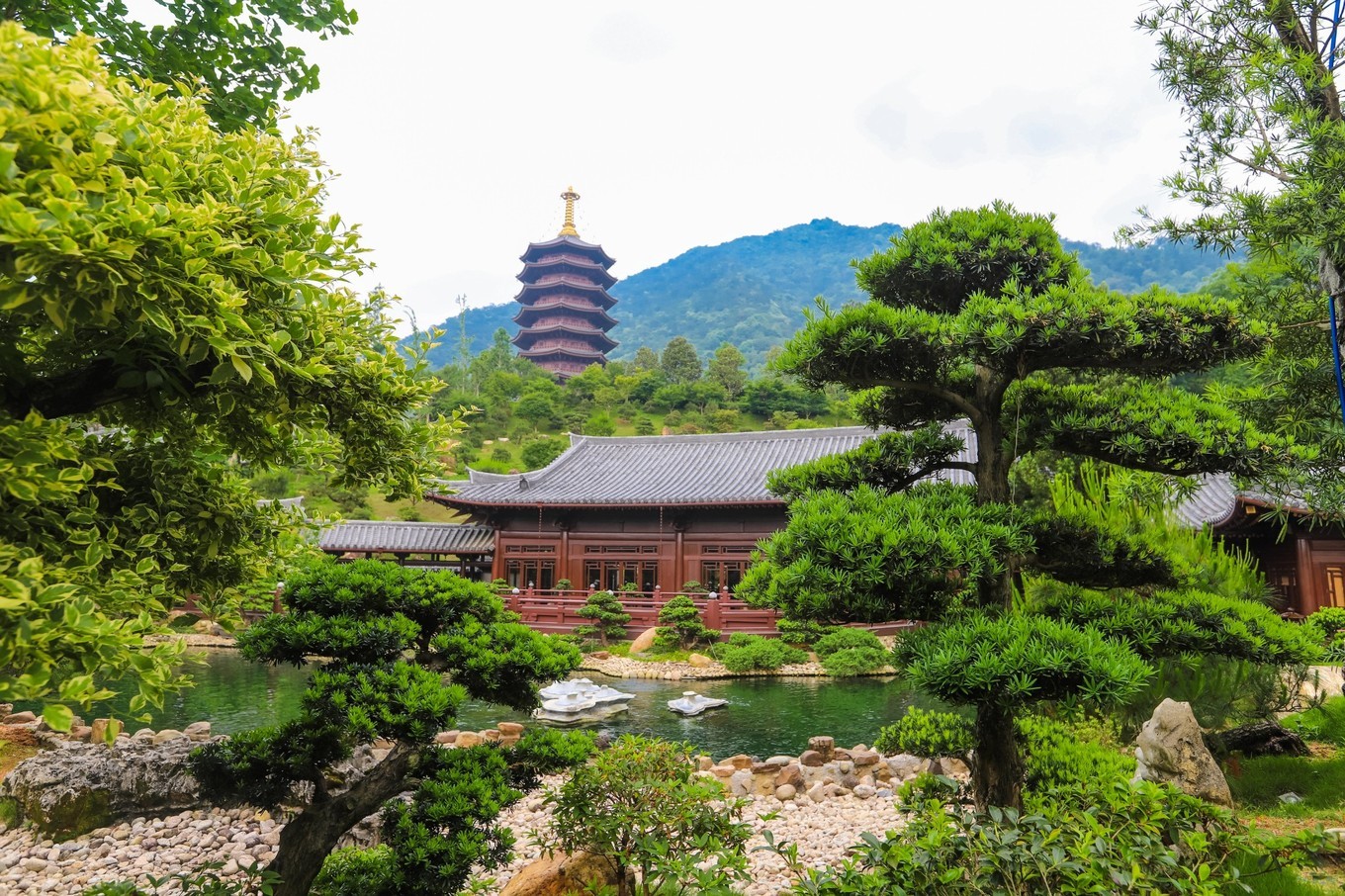 Yunmen Temple, hidden deep in the mountains, is one of the eight famous ...