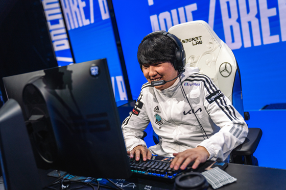 LOL-S11: In the S11 quarterfinals, the average damage score is TOP10 ...