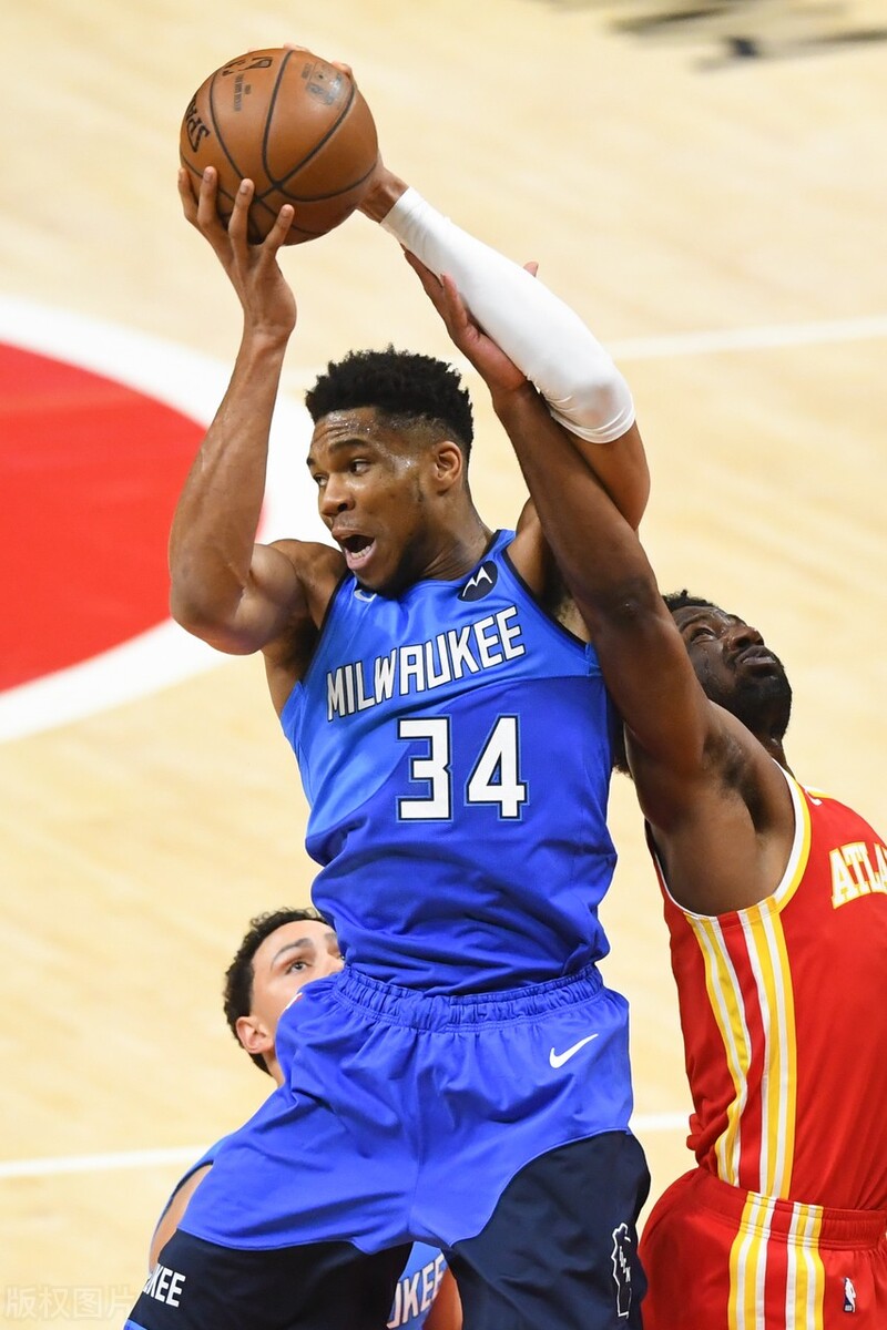 Trey Young was tragically stepped by the referee!Yang Yi: How is it ...