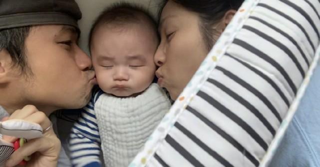 Ku Juji accompanied her baby on Halloween and dressed his son in a pumpkin costume. 1 year old ...