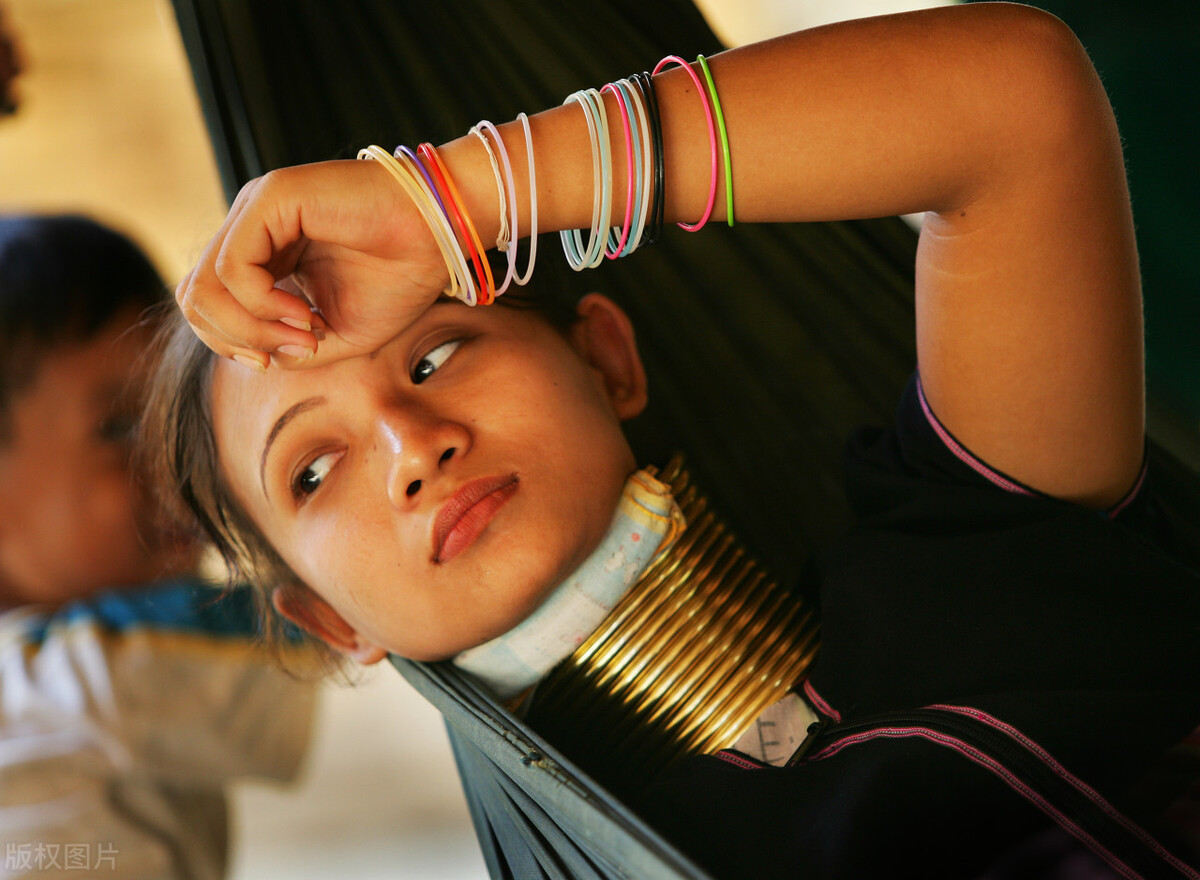 A group of women with 20 catties copper collars, their necks are up to ...