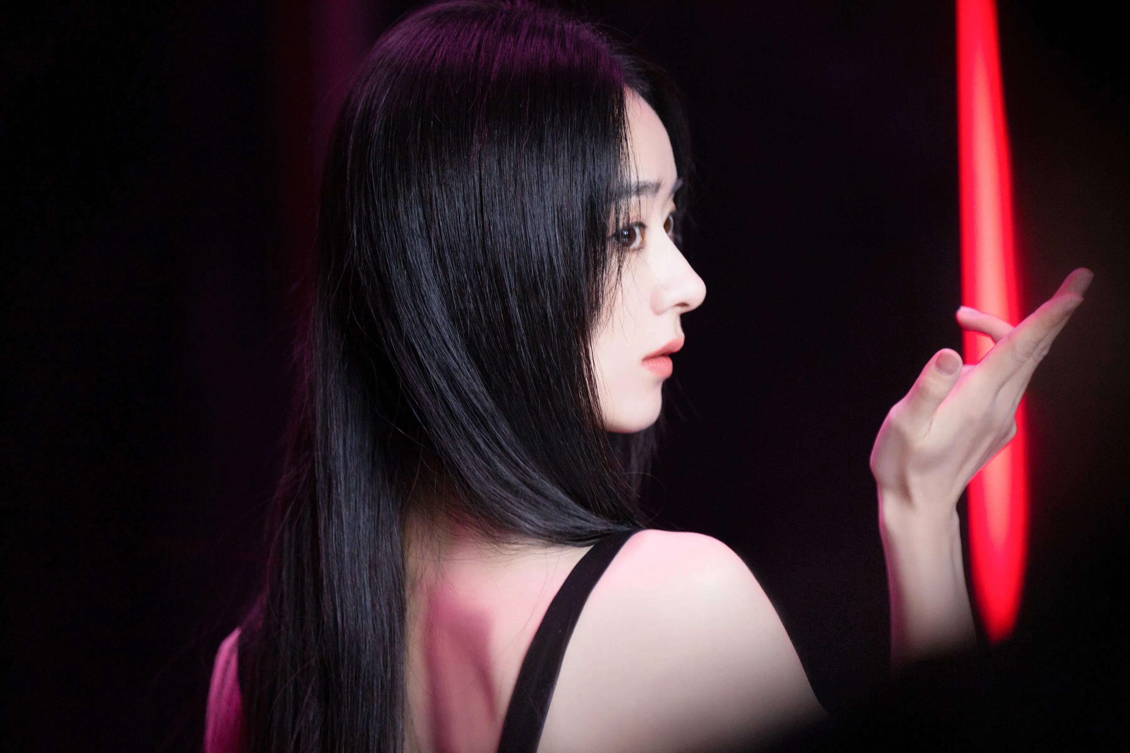 Female celebrity black long straight first love hairstyle, Yang Mi, Qin ...