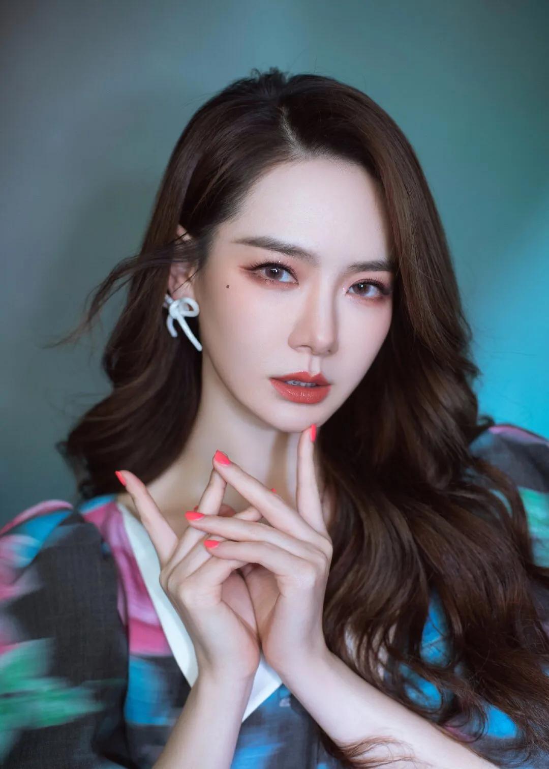 Qi Wei Fashion Illustrated Book - iNEWS