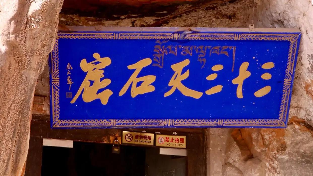 A horseshoe temple, leaving behind the artistic atmosphere of the ...