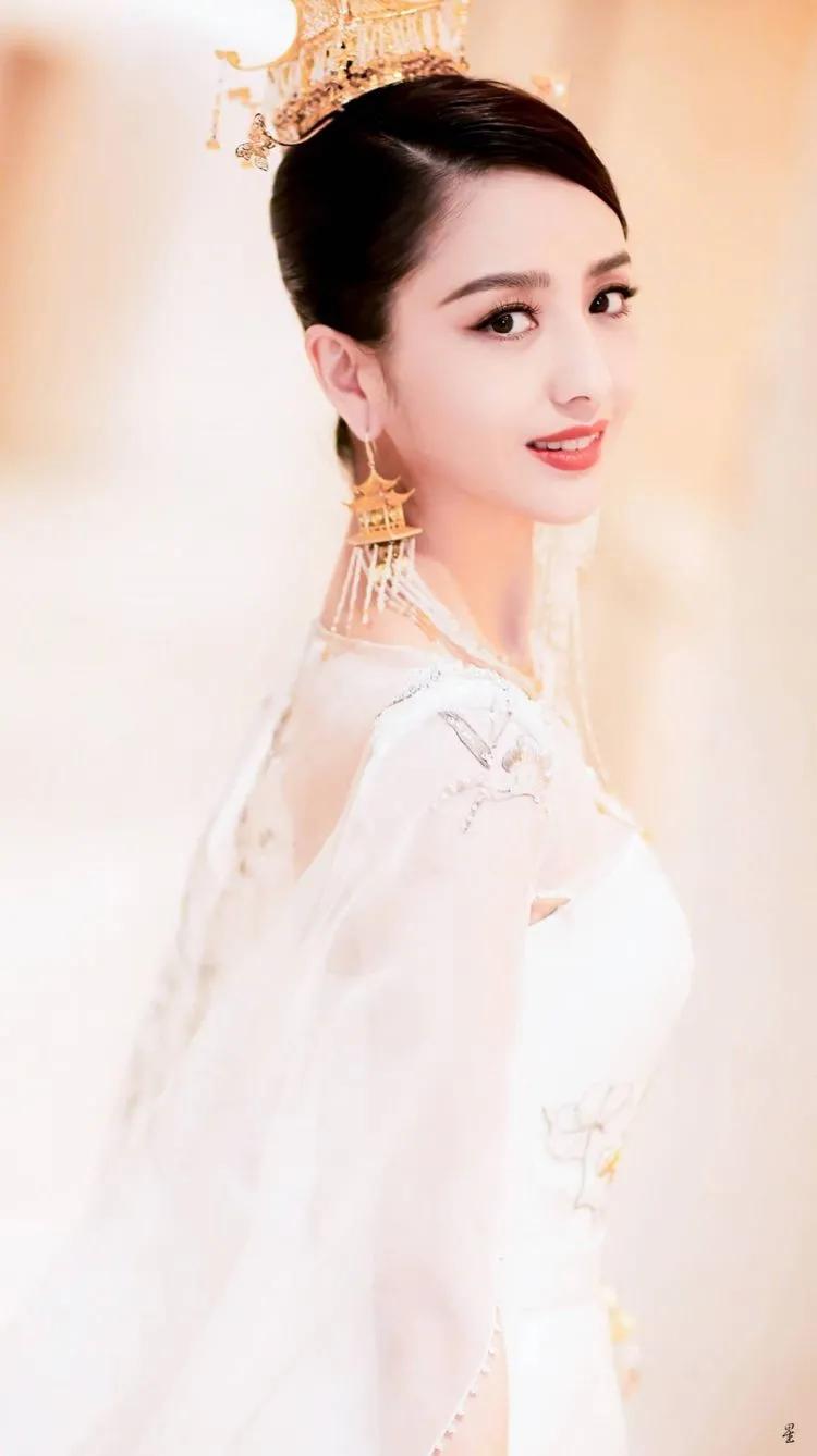 Sexy goddess: Tong Liya - iNEWS