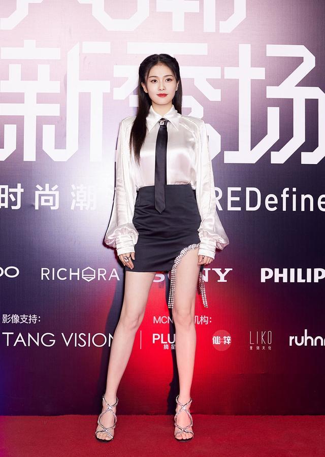 Bai Lu knows how to "grab the camera", wearing a short skirt and ...