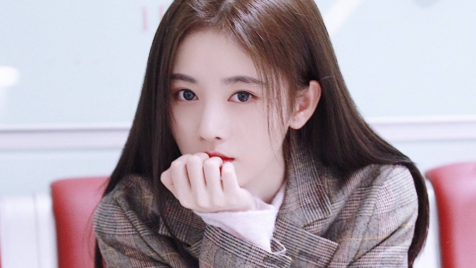 Can't stand it anymore, why did Ju Jingyi provoke you in a costume ...