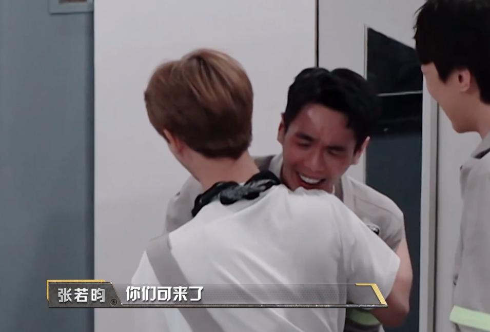 In "Jingqi Quest Night", Qi Wei was so scared that she covered her face ...