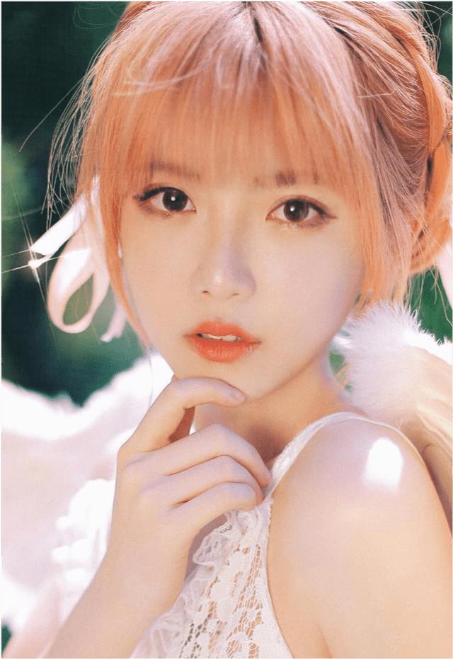 Zhou Shuyi appeared in suspender pajamas with pure plain face, white ...