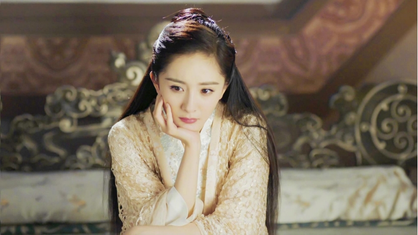 Yang Mi listened to Xu Weizhou sing her fame song in the background ...