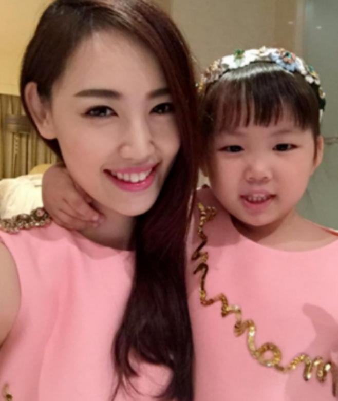 Wang Baoqiang's 10-year-old daughter has just grown up, and her long ...