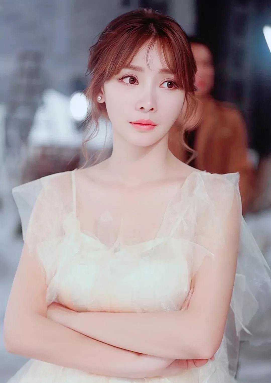 Miss Liu Yan's tens of thousands of styles - iNEWS