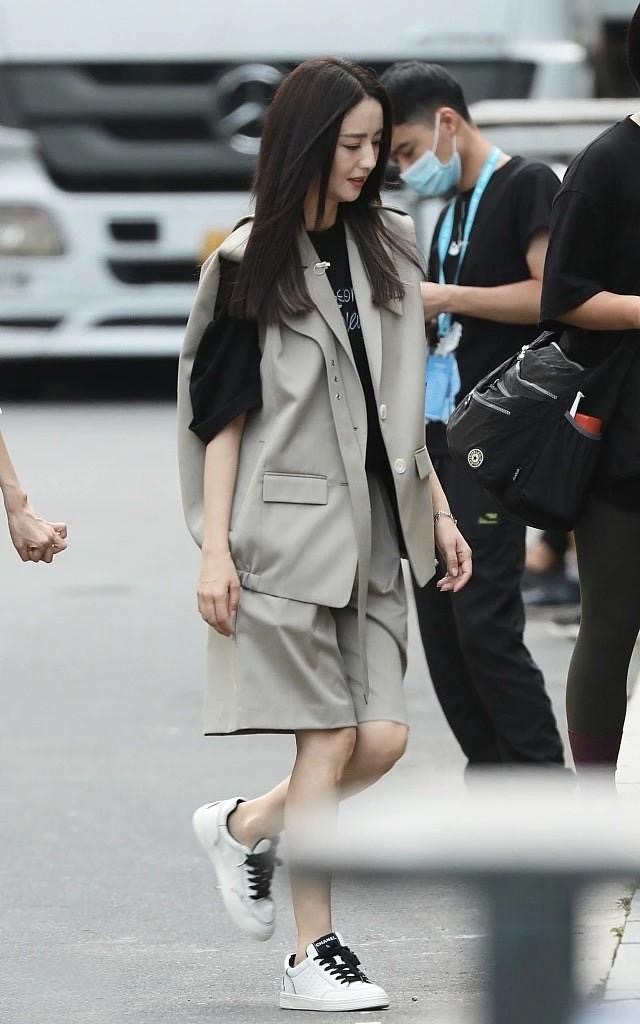 Tong Liya can't get thinner anymore, she wears sleeveless suit shorts ...