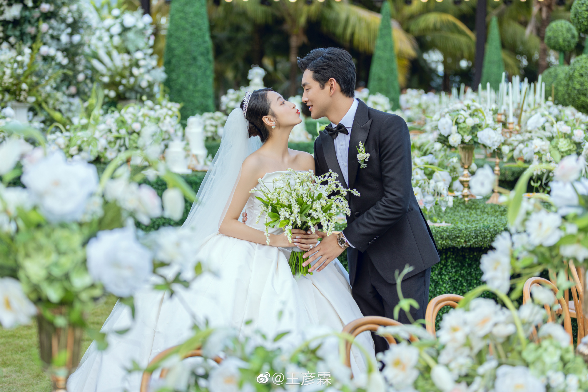 Wang Yanlin shared photos of the wedding scene and kissed Ai Jiani in ...