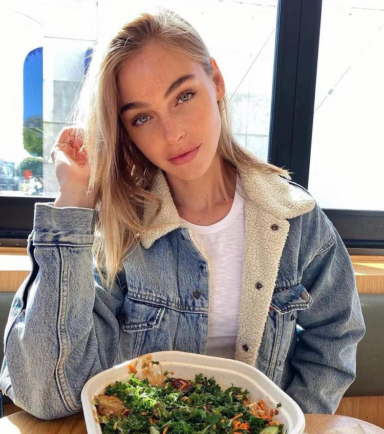 American model Elizabeth Turner - iMedia