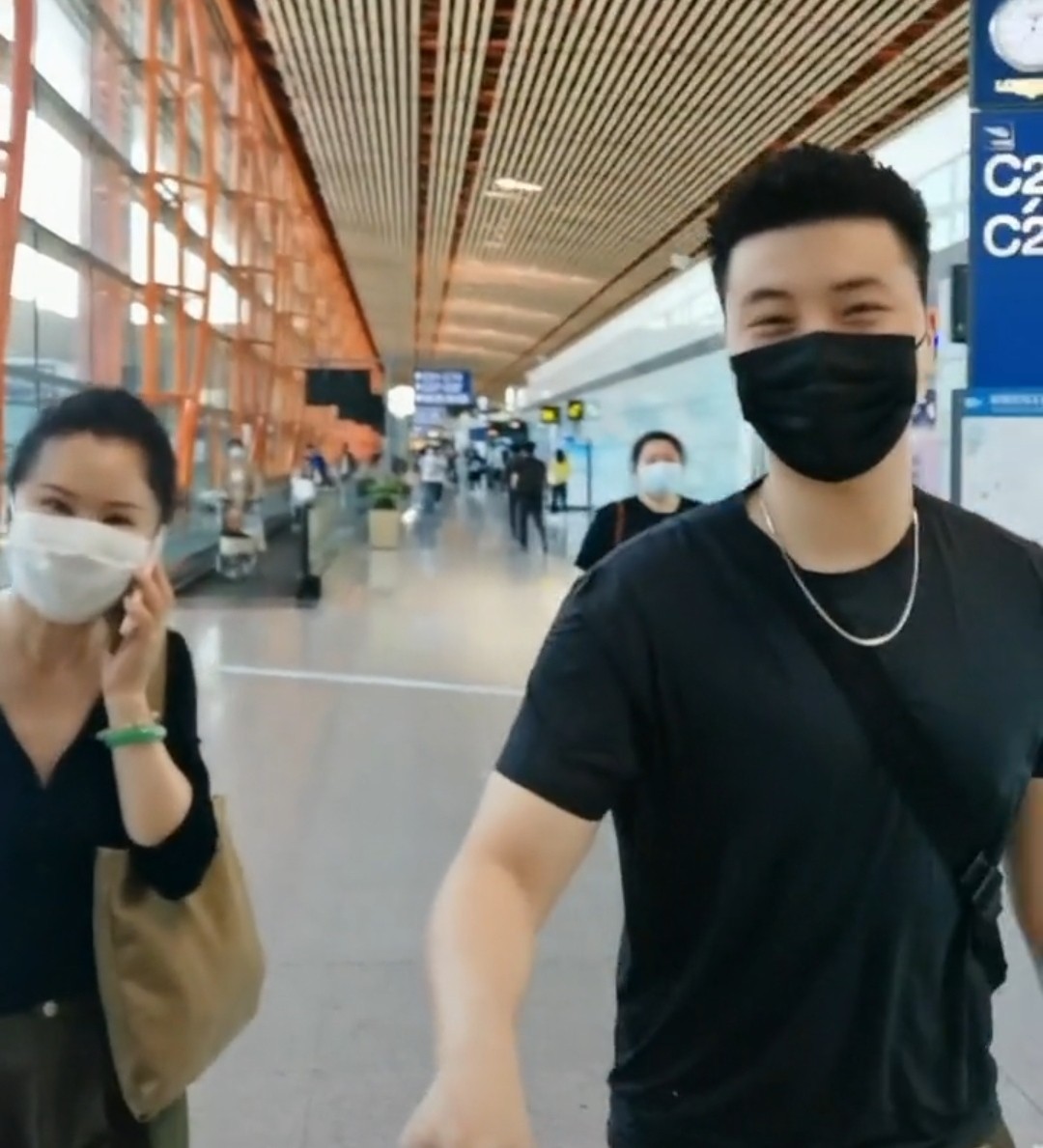 Fu Disheng's family of three is a rare fit, his son is tall and ...