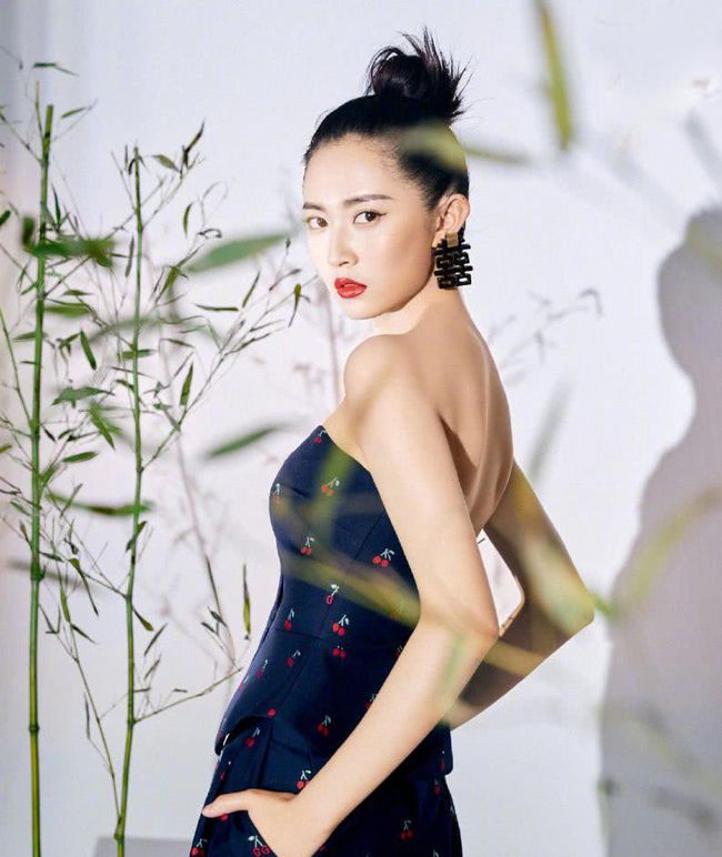 Yuqi Chen is on the cover of the magazine, with a changeable but ...